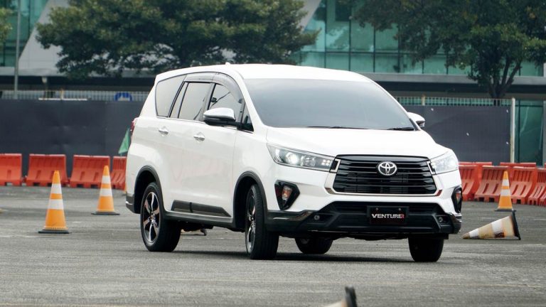 Komparasi Toyota Kijang Innova Zenix vs Innova Reborn | Momobil.id